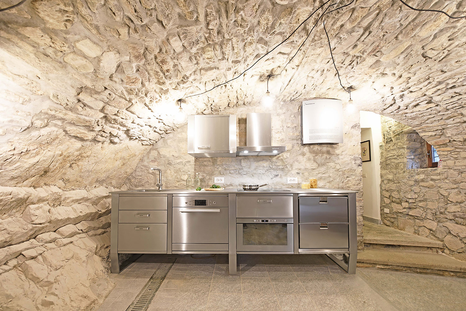 Steel and natural rock for a unique kitchen. | BeSpace Group