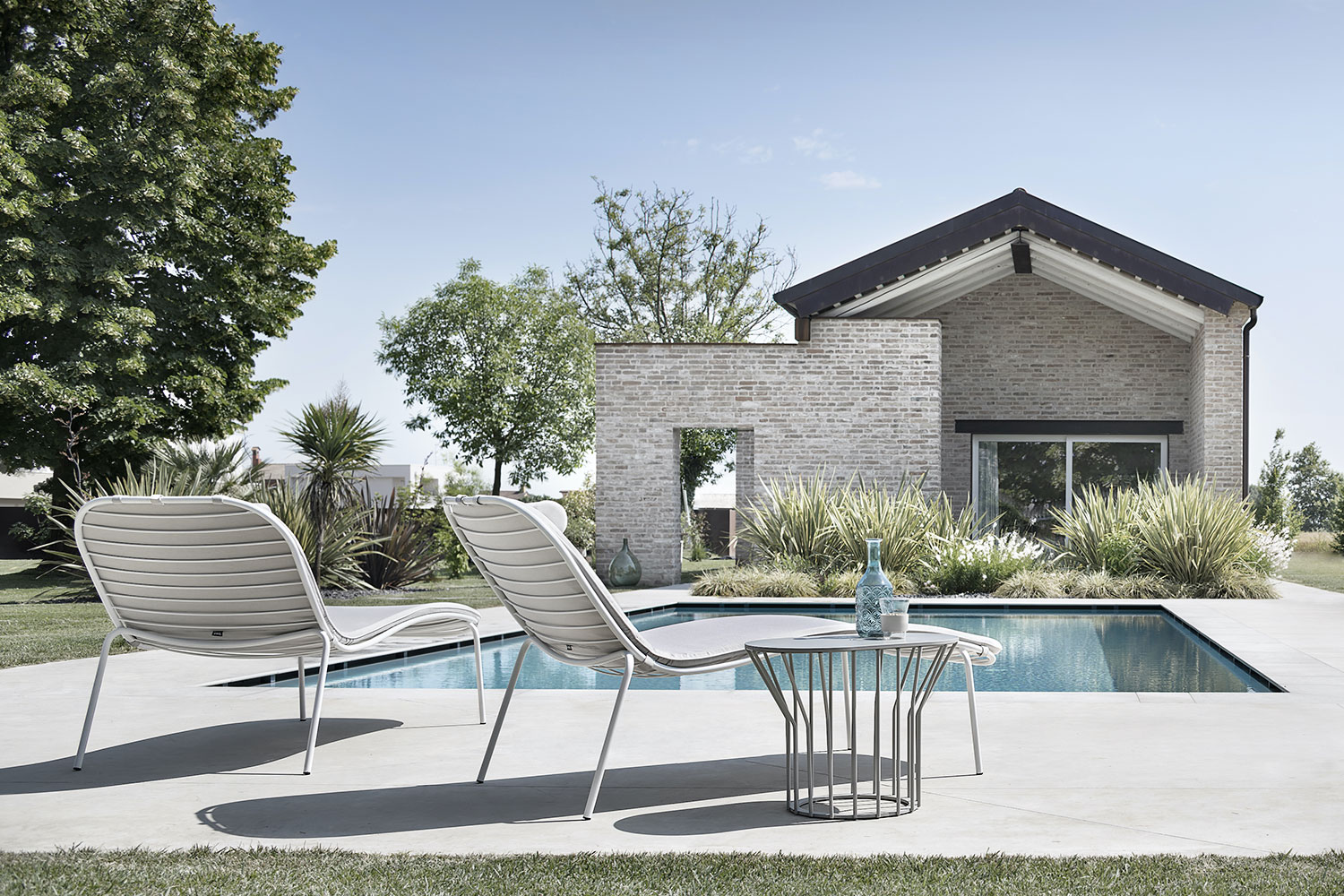 Elegant and sinuous outdoor furnishings. | BeSpace Group