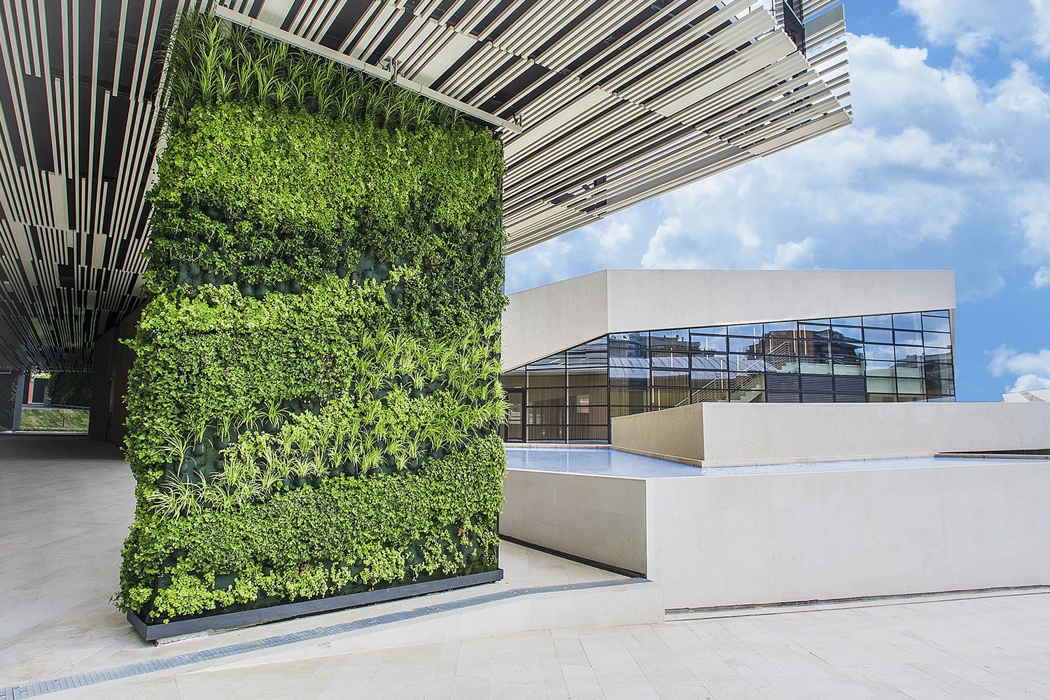 The vertical gardens in the new headquarters of Angelini Immobiliare ...